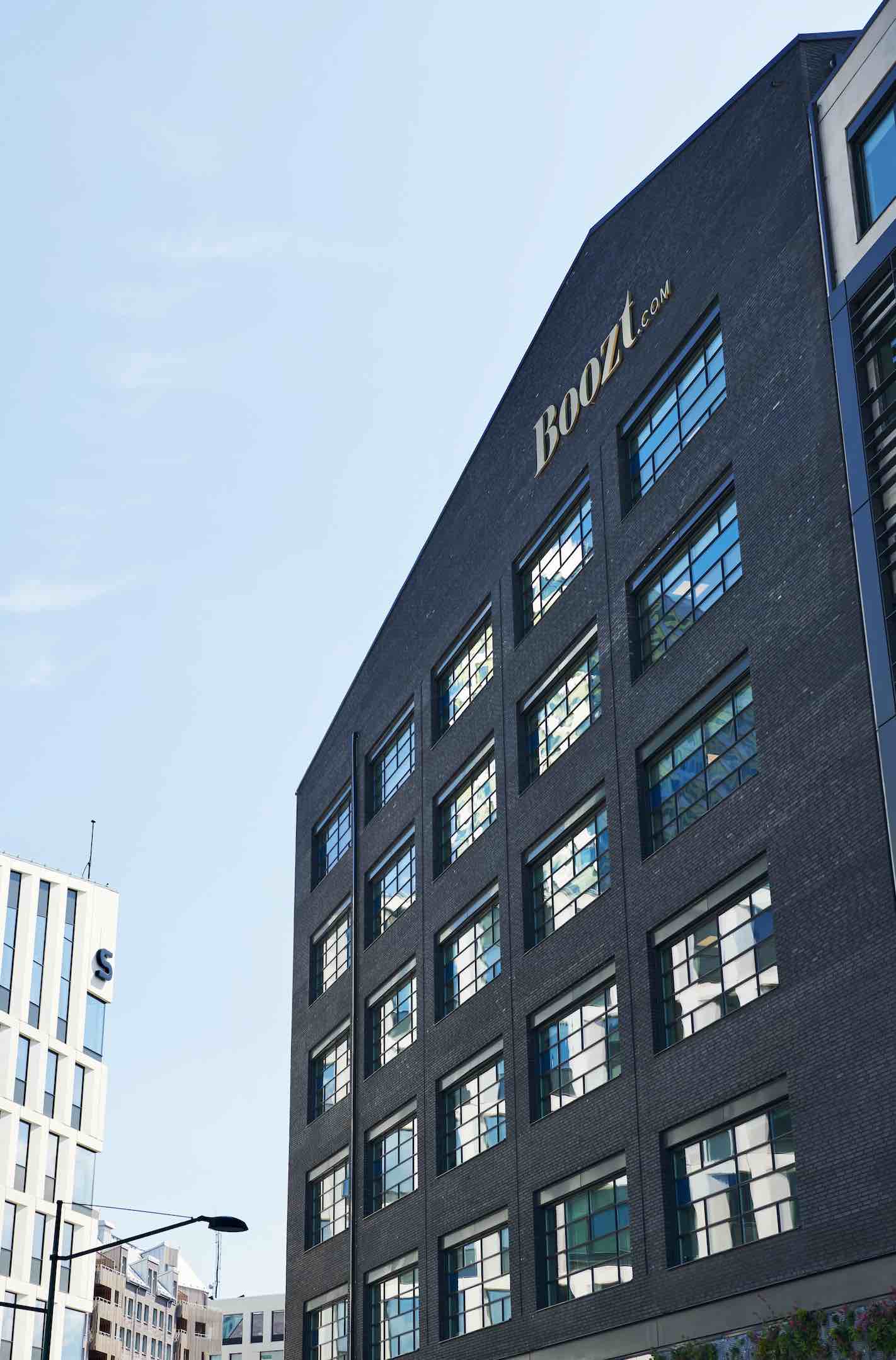 Boozt sender 7,3 mio. pakker om året. Sådan hjælper robotter og AI